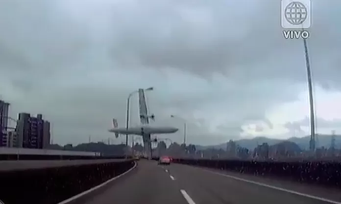 Impactantes imágenes muestran el momento de la caída de un avión