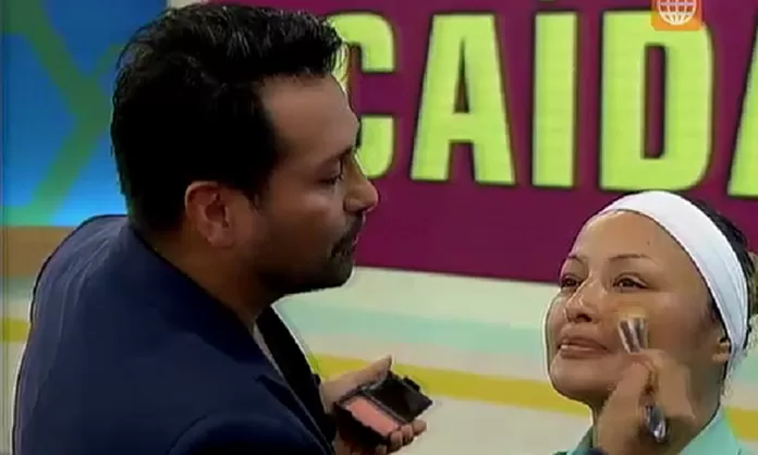 Truco de maquillaje para reafirmar las mejillas caídas