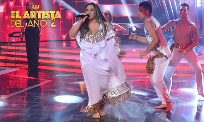 Mirella Paz hizo su debut en el escenario al ritmo de festejo