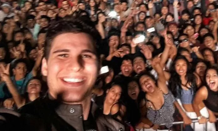 Benjamín Lukovski sorprendió interpretando romántica canción para fans