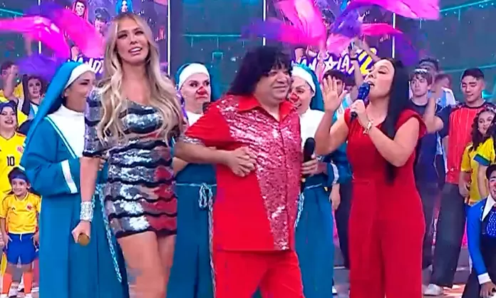 Laura Huarcayo recreó ampay con Carlos Alcántara en vivo