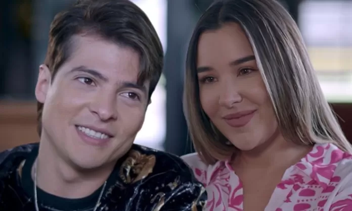 Cassandra se sonrojó con elogios de Deyvis