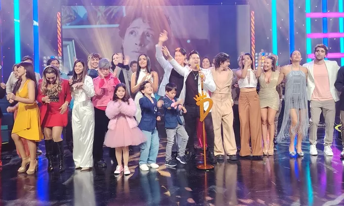 Deyvis Orosco y el grupo Néctar cantaron en vivo